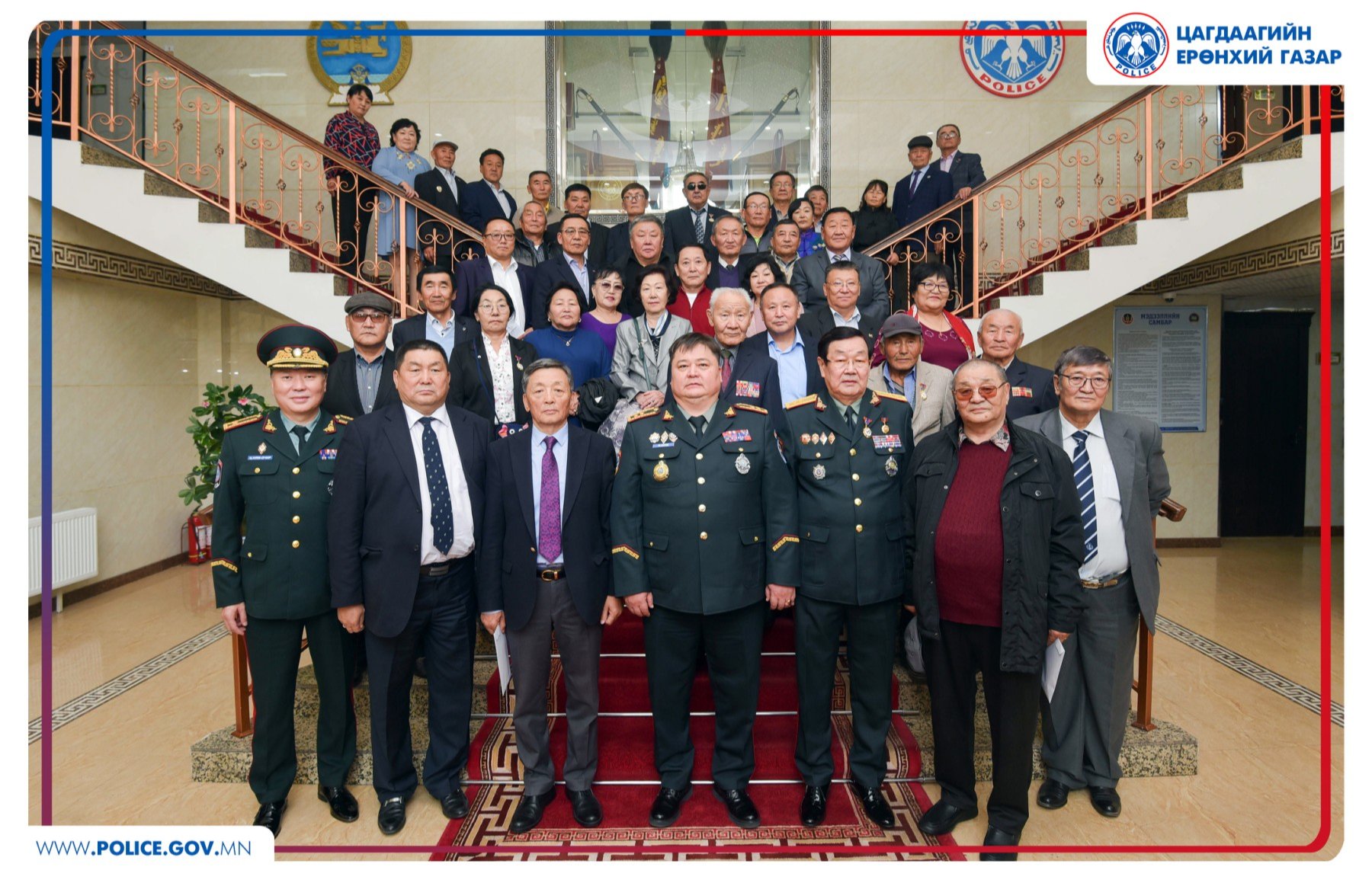 АХМАД АЖИЛТНУУДАА ХҮЛЭЭН АВЧ, ХҮНДЭТГЭЛ ҮЗҮҮЛЛЭЭ